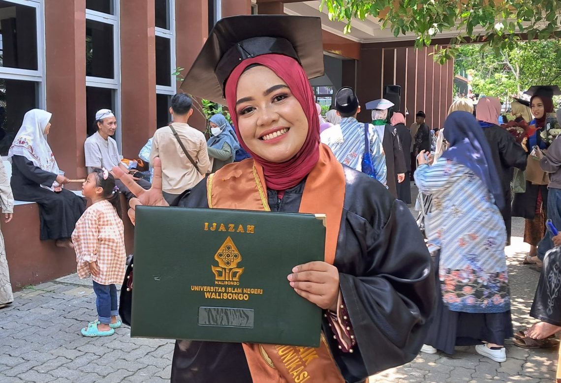 Wisudawan Terbaik FDK, Aldhania Gunakan Artikel SINTA 3 sebagai Syarat Kelulusan - Amanat.id