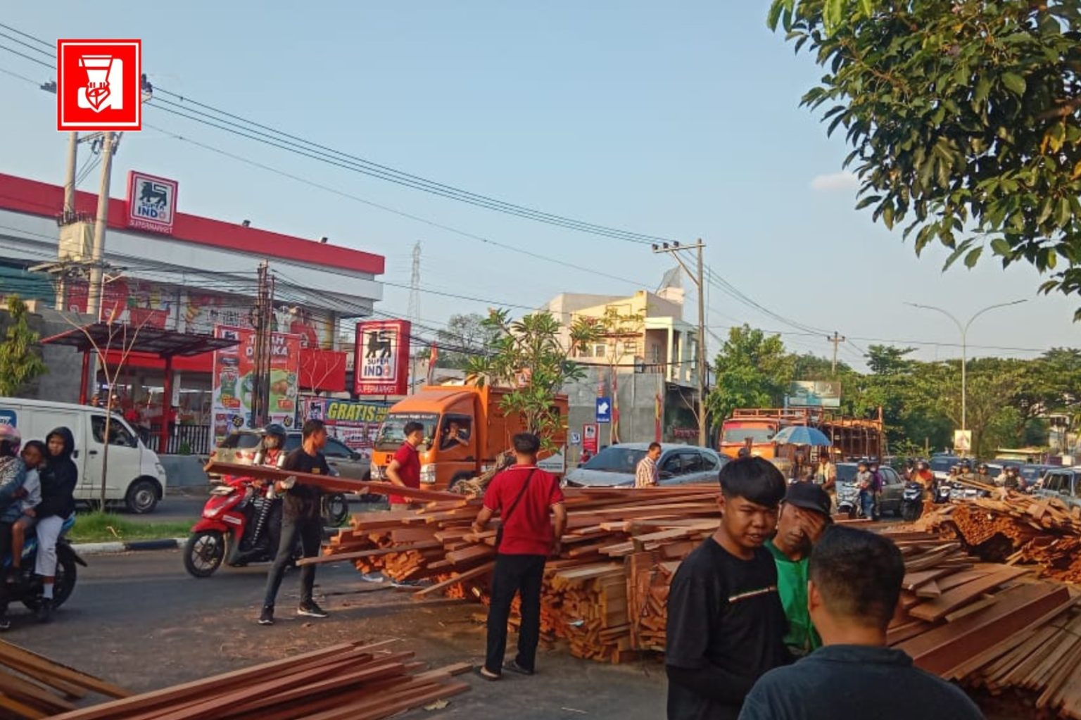 Truk Angkut Kayu Kecelakaan, Akibatkan Macet Hingga Korban Luka-luka ...